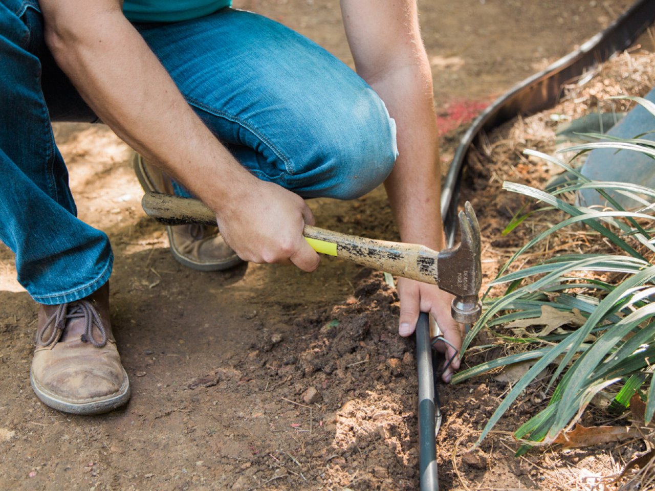 How to Install a Flagstone and Gravel Patio or Pathway | HGTV