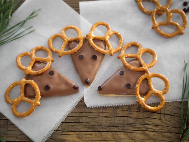 Holidays Made Easy: Delish Deer Cookies | HGTV